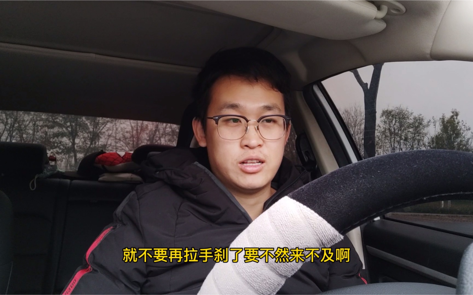 手动挡等红灯需要拉手刹吗?3年驾龄老司机都这么操作,省心省力