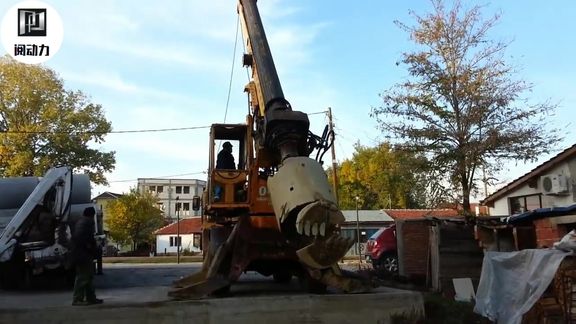 这设备挺先进,钻井机还自带取土功能