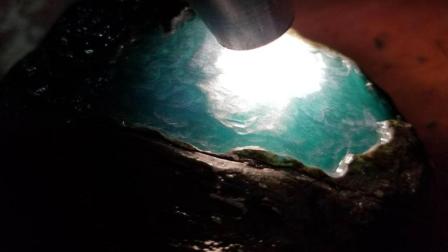 皮壳不起眼的翡翠原石开窗开出玻璃种海天蓝的翡翠, 好美