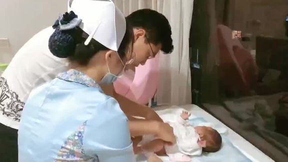 爸爸第一次学习给宝宝换尿不湿,非常紧张。