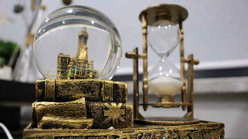 家居装饰品复古水晶球沙漏计时器酒柜客厅桌面巴黎埃菲尔铁塔摆件