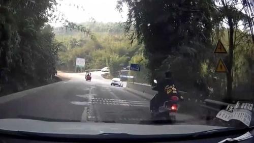 草率了,真没想到电动车小伙拐弯也这么快