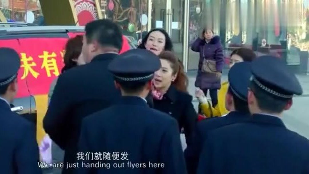 五个美女发宣传单被追,车上挂横幅被拦,最后警察叔叔的问话亮了