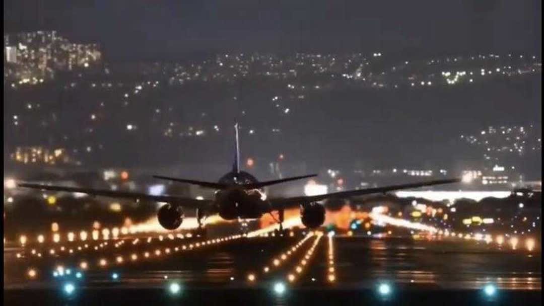 从厦门飞往成都,机票价位是335,被川航客舱服务不停投喂食物!