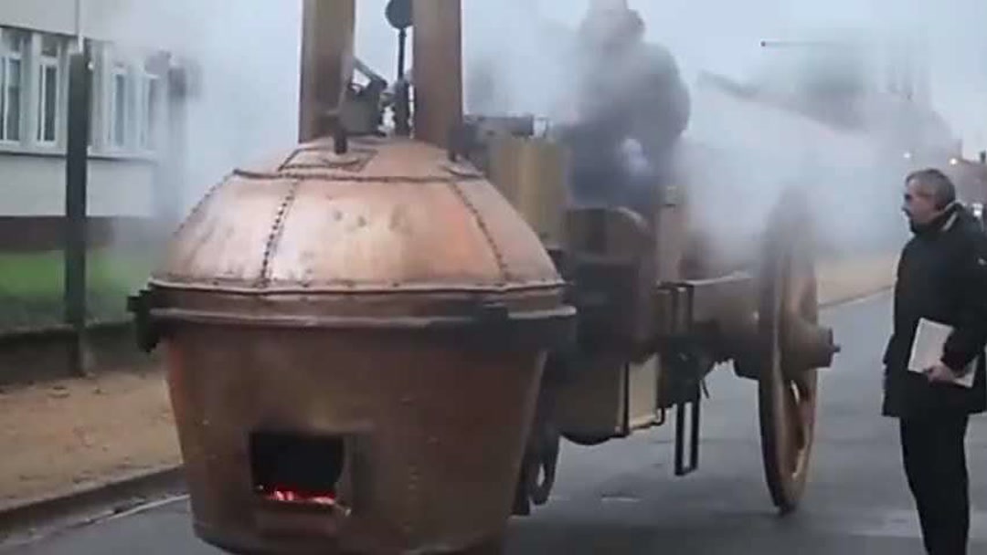 1770年世界上第1辆汽车长7米自带锅炉,网友:百公里用多少煤?