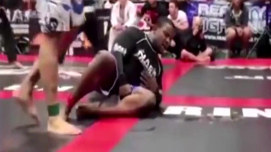 美格斗选手放屁熏吐对手 网友直呼“OMG”