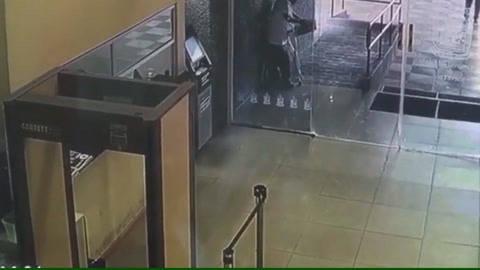 男子奔向"出口"结果撞碎玻璃门