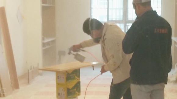 新房装修给家具喷油漆怎样喷更均匀?看看师傅现场施工就明白了