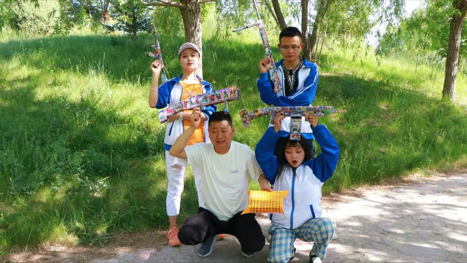 搞笑剧:荒野行动游戏,学霸施展出锁血挂,用调虎离山成功恰鸡