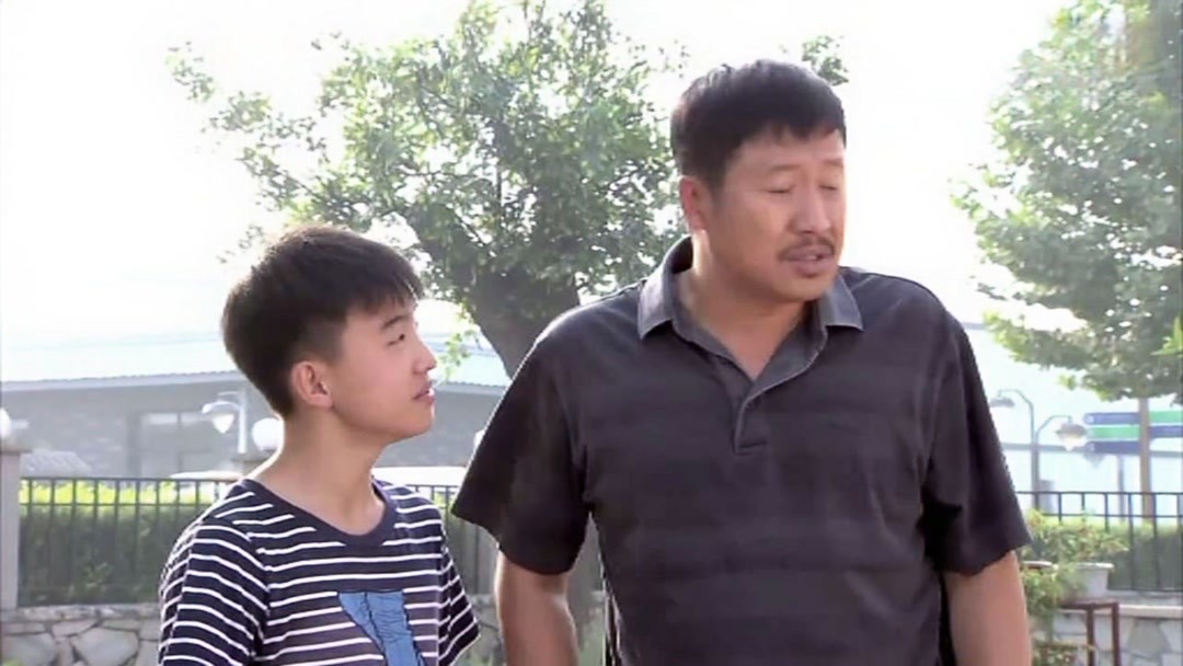 小姑娘太社会了!穿一身比基尼沐浴阳光!吓得奶奶直说太开放!