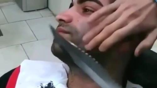 印度的理发师技高人胆大,第一次见这么牛的刮胡子,隔着屏幕都怕