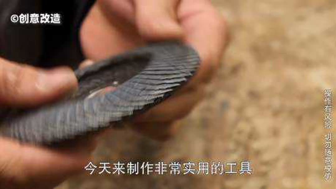 废弃的打磨片不要扔,工人教你拧上螺丝发明成木料打磨器,很简单