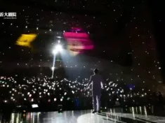 这舞台效果好像穿越了一样!