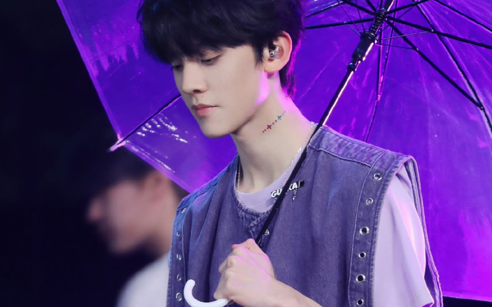 ...才华横溢有态度,舞台成熟有魅力,原来现在的@TF家族-左航 已经暴风...