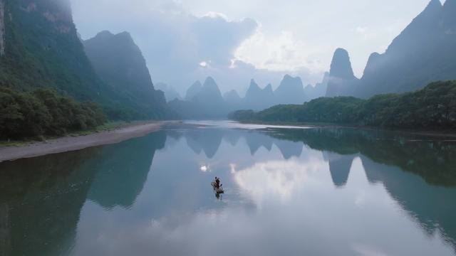 如果水墨画有形状,一定是桂林山水的模样,小学课本里的光景