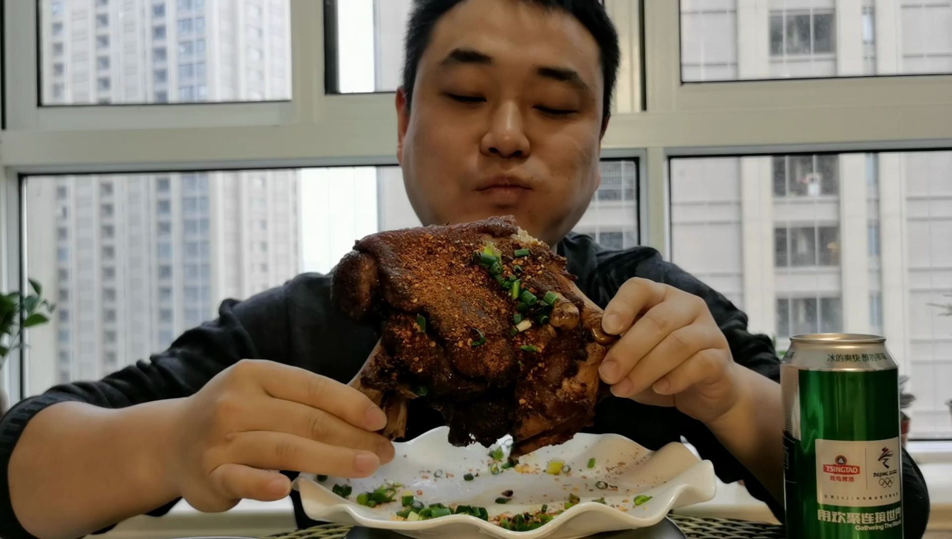 66买个猪腿,做“脆皮猪脚”先卤后炸,大口吃肉大口喝酒,过瘾