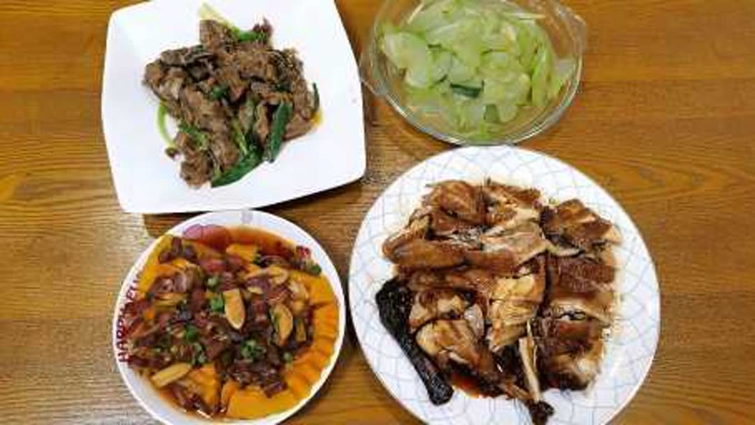 广东家庭的晚餐,两荤两素,蒸菜省时营养又好吃,酱油鸡香嫩滑