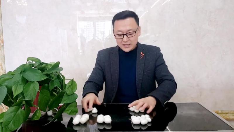 蚕茧上面有个洞什么原因造成的?这个蚕茧做的蚕丝被咋样?一起来揭...