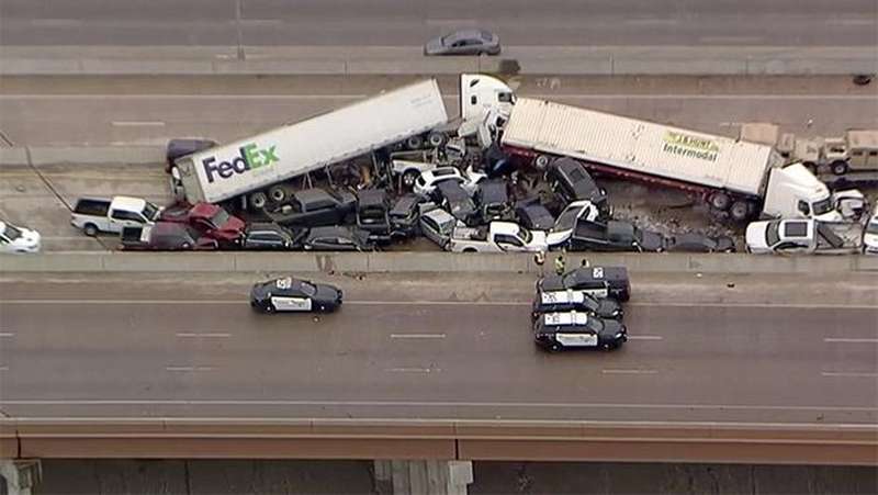 至少130辆车连环追尾 美国得州发生车祸致6人死亡