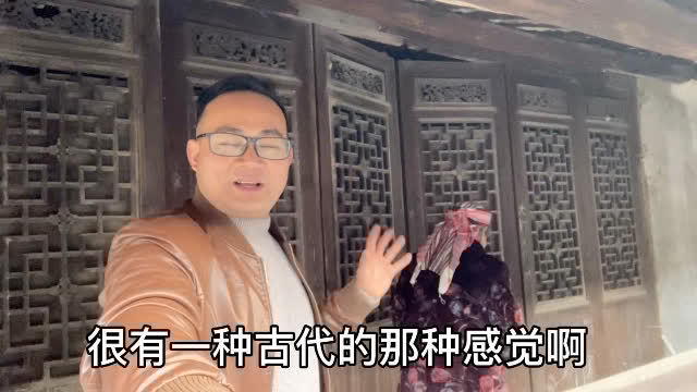 村里一扇古代老门,有老板愿出180000元收购,农村奶奶为啥不愿卖