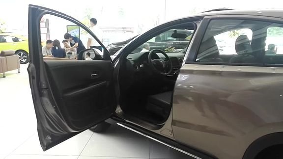 #有哪些被低估的好车# 本田xrv车门打开之后是直角,还能看到整体内饰...