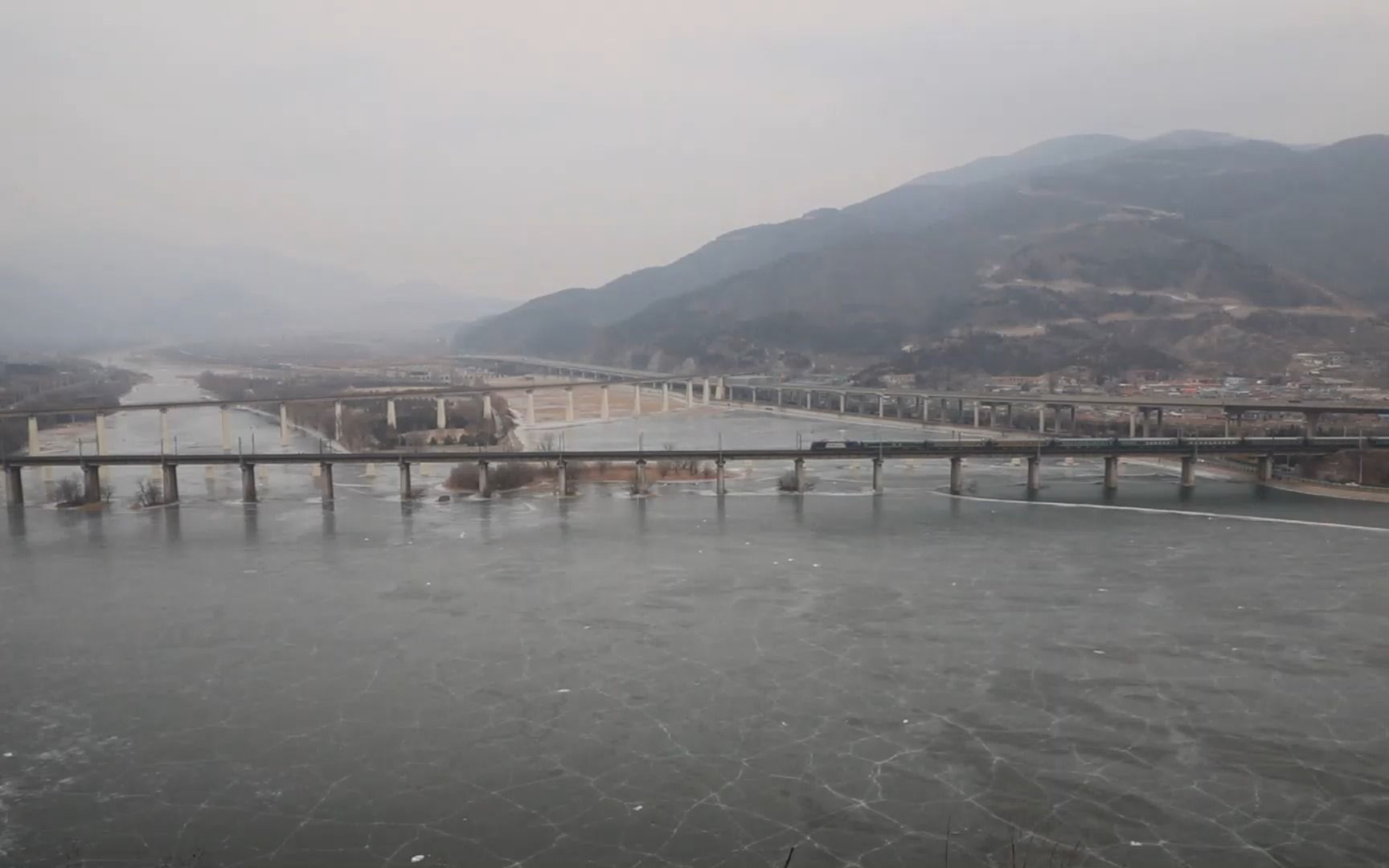 K1177次列车(北京-银川)通过丰沙线一号桥