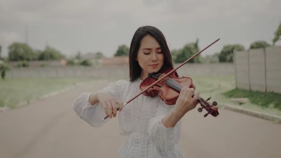 美女小提琴演奏歌曲Tak Mungkin Bersama,气质优雅,音乐更诱人