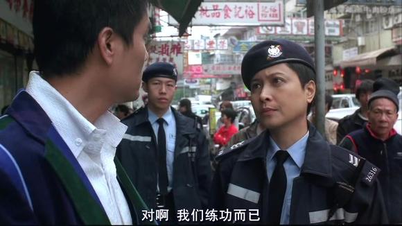 警察巡逻遇到一群混混当街打人,上前盘问混混竟然把警察围起来!