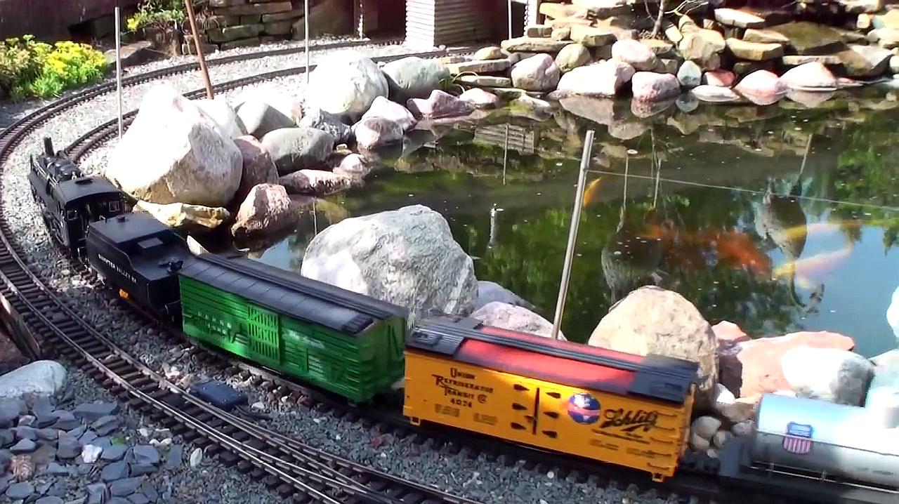 歪果爷爷真会玩,弄个水池做个高仿真迷你火车模型,看起来很好玩