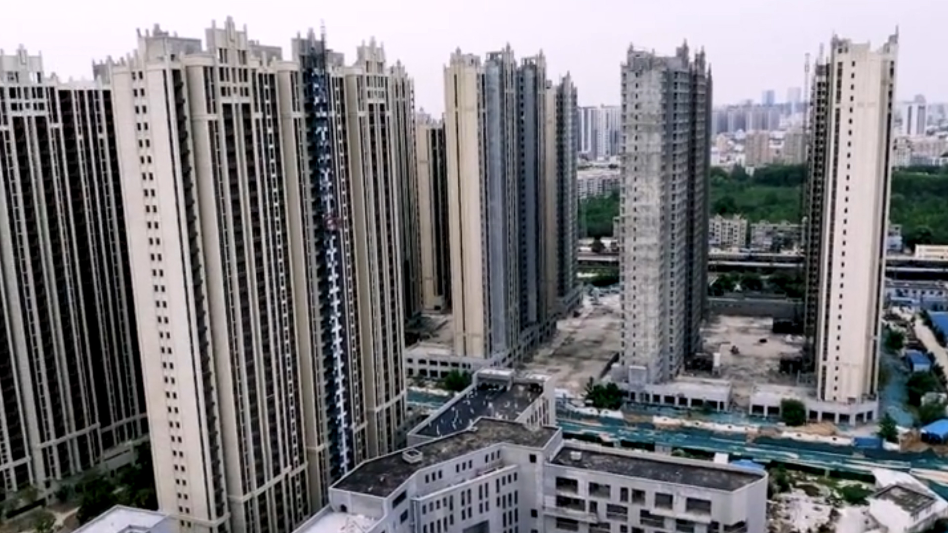 业主买房烂尾多年终于交房,却被通知要交“续建费”:堪比房价!