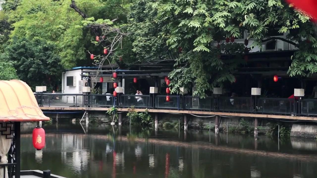 一天有十二个时辰,而消防员的一天又是怎么过的,让我们跟随基层消防...