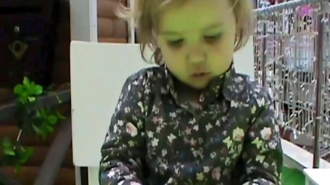 莫西娜用橡皮泥捏出很多玩偶人,真厉害