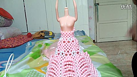 香香手工串珠大芭比娃娃礼服视频(五)