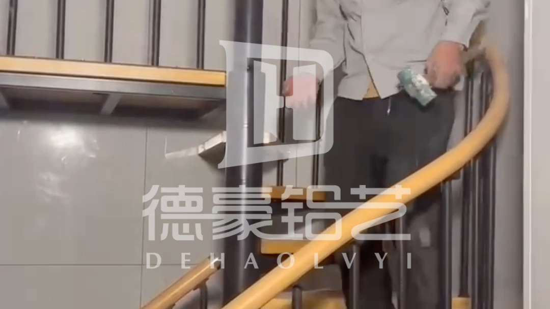 复式 钢结构 木制旋转楼梯