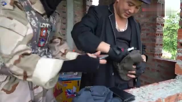 CS真人版:大坏蛋欺负小姐姐,特种战士挺身出击