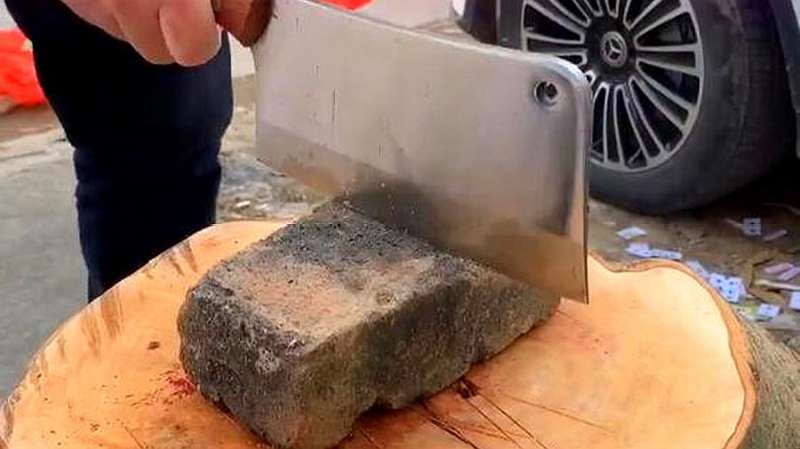 表弟新买的菜刀,一阵乱切之后,看得我都想买一把了!