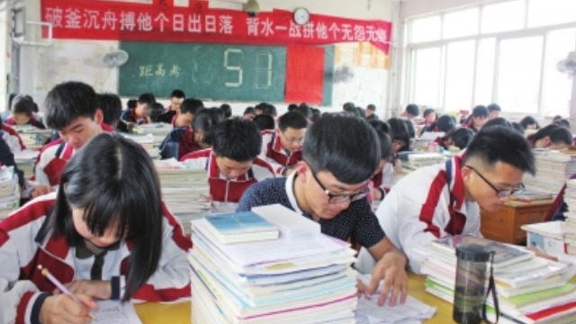 堪称"高考工厂"的衡水中学,学生每天学16小时,实行军事化管理