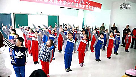 ...小学庐山区校区三七班为留守儿童公益捐赠现场《和你一样》手语歌