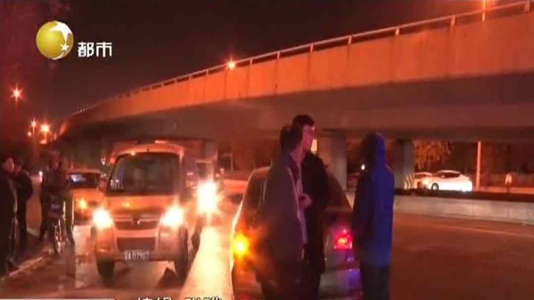 轿车抄近道桥下撞上自行车