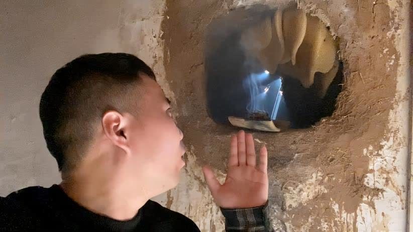 家养的蜂蜜老被虫偷吃,主人点燃艾叶熏蜂窝,过程惊险又刺激