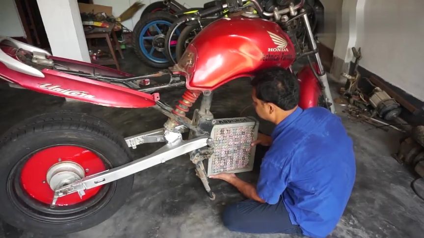 非常有创意的电动车,摩托车机身外加汽车轮胎,这是混搭风格吗?