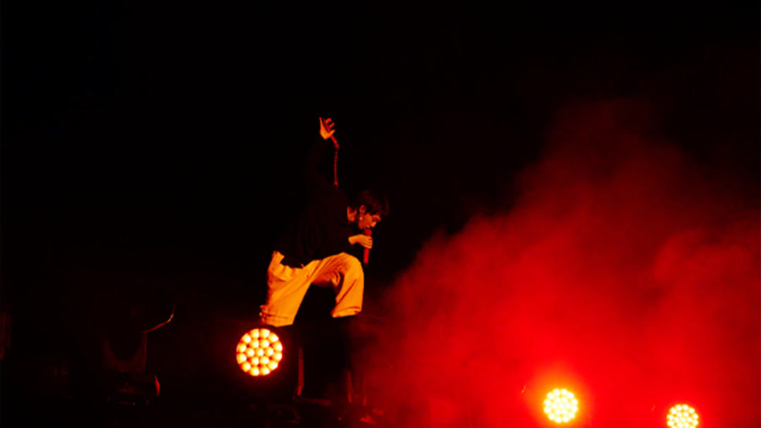 华晨宇新歌《斗牛》鸟巢首唱 十万人台下一起学牛叫