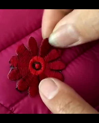 羽绒服烧了一个洞,用这个方法弥补,很多人都这么做