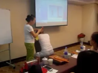 头部颈部按摩 对很多上班族来说可以起到放松身心 解除疲劳的作用