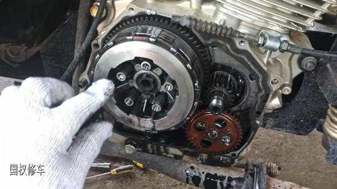 三轮车上坡无力,油门加大跑不快;你知道该怎么修理吗?师傅教你