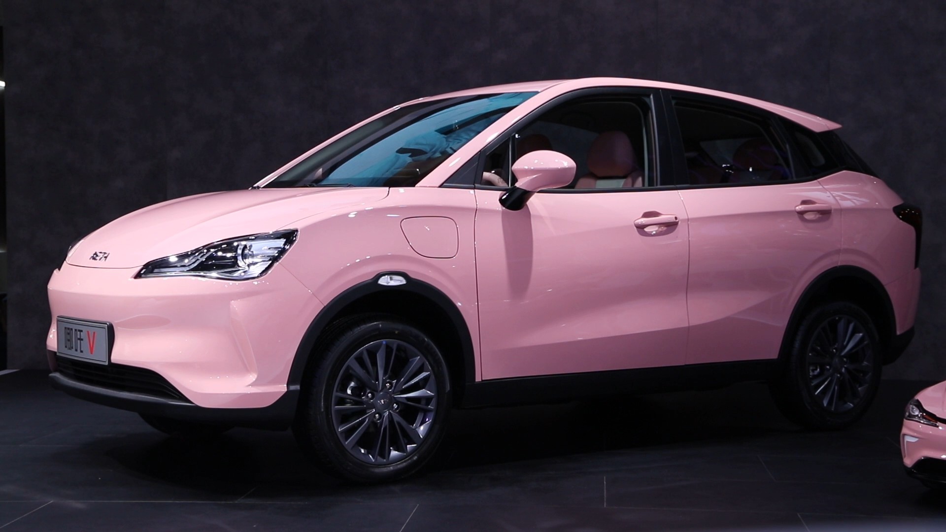 哪吒汽车携多款精品智能电动车型亮相成都车展