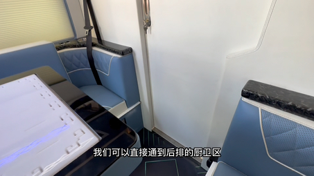 环形沙发、满顶吊床加后置厨卫布局的B型商旅两用房车