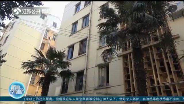 别犯这个错误!烧制卤味人却离开,引燃气罐软管险象环生