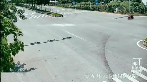 闯红灯的电动车丝毫不减速,不料被轿车惨烈撞飞