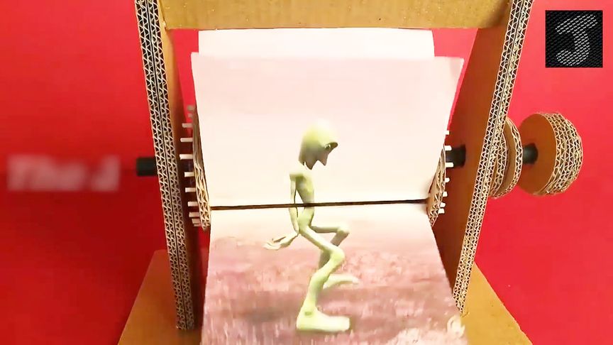 牛人用纸板DIY的动画翻页机,玩起来还蛮有趣的!